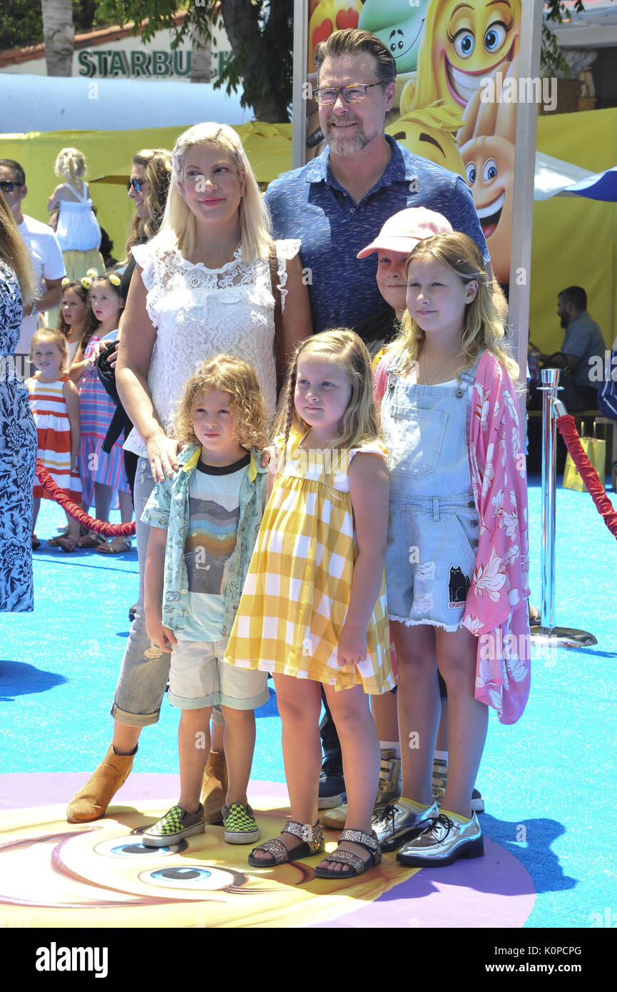 Premiere The Emoji Movie Featuring: Tori Spelling, Dean McDermott, kids ...