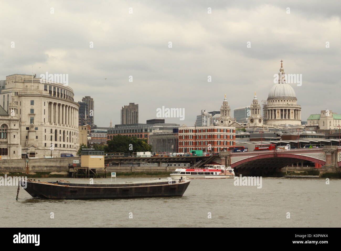 St pauls across river thames hi-res stock photography and images - Alamy