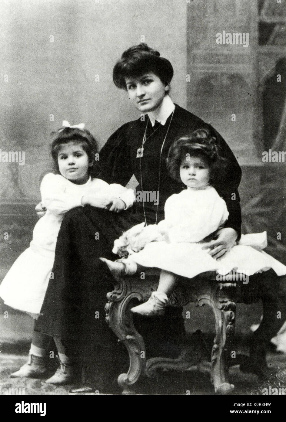 MAHLER, Alma and her two daughters in 1906/7 Stock Photo - Alamy