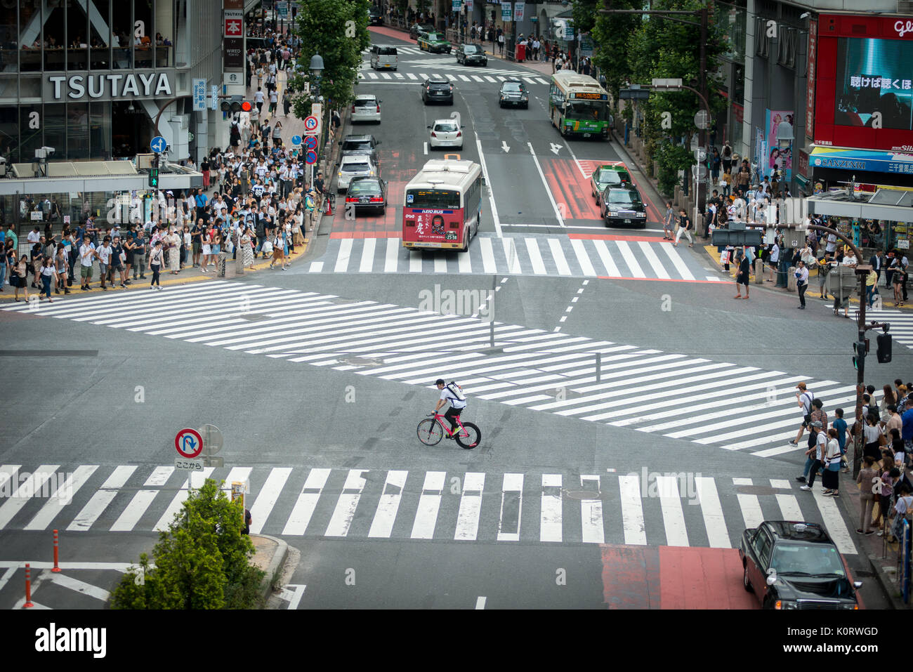 Japan travel – Shibuya "scramble" pedestrian crossing Stock Photo - Alamy