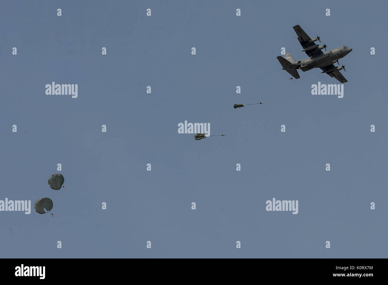 U.S. and Qatari Armed Forces conducted a joint Friendship Jump ...