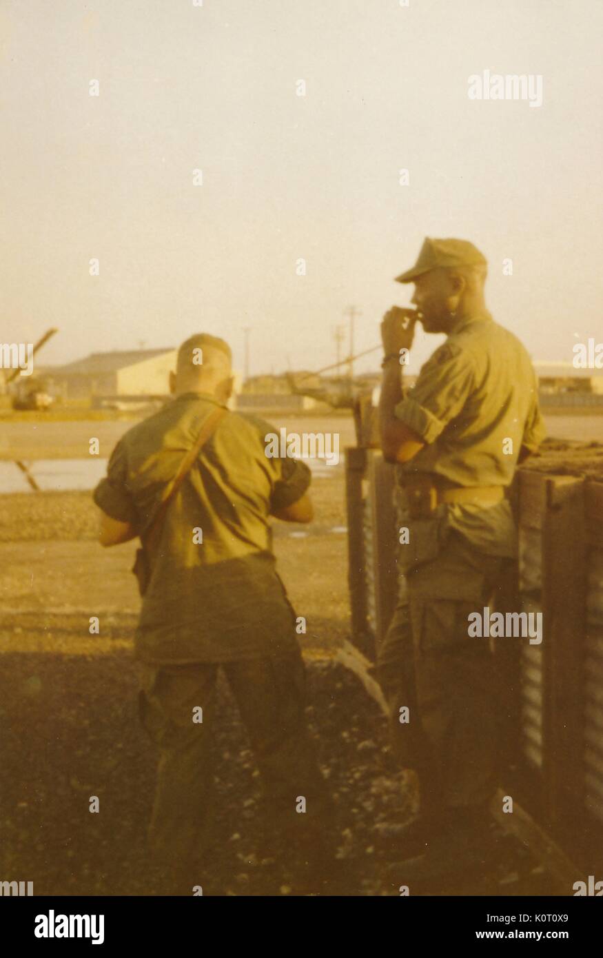 Talking To Soldiers Stock Photos & Talking To Soldiers Stock Images - Alamy