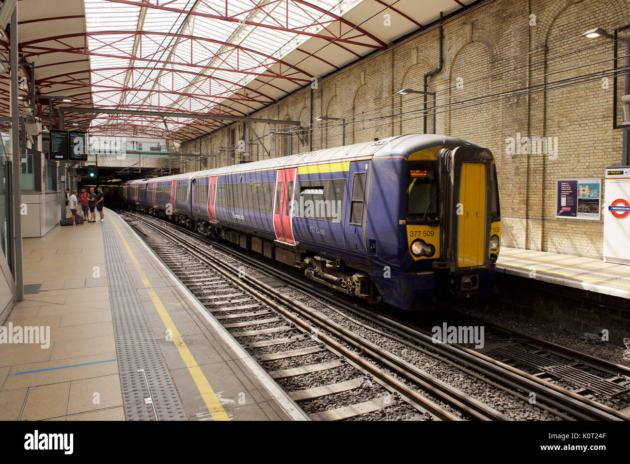 Thameslink train at Farringdon station in London Stock Photo - Alamy