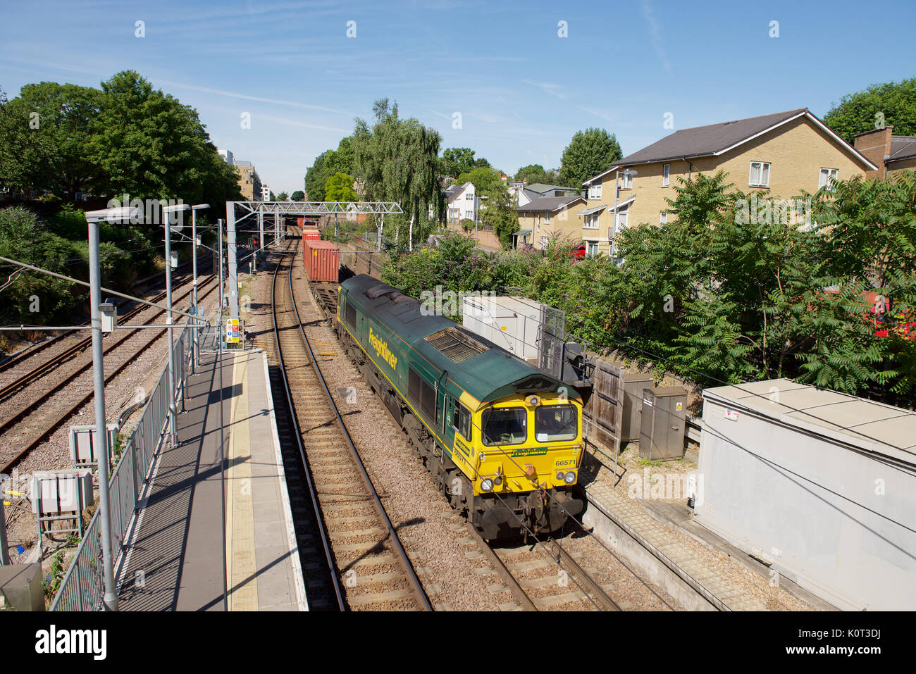 Highbury and islington station hi-res stock photography and images - Alamy