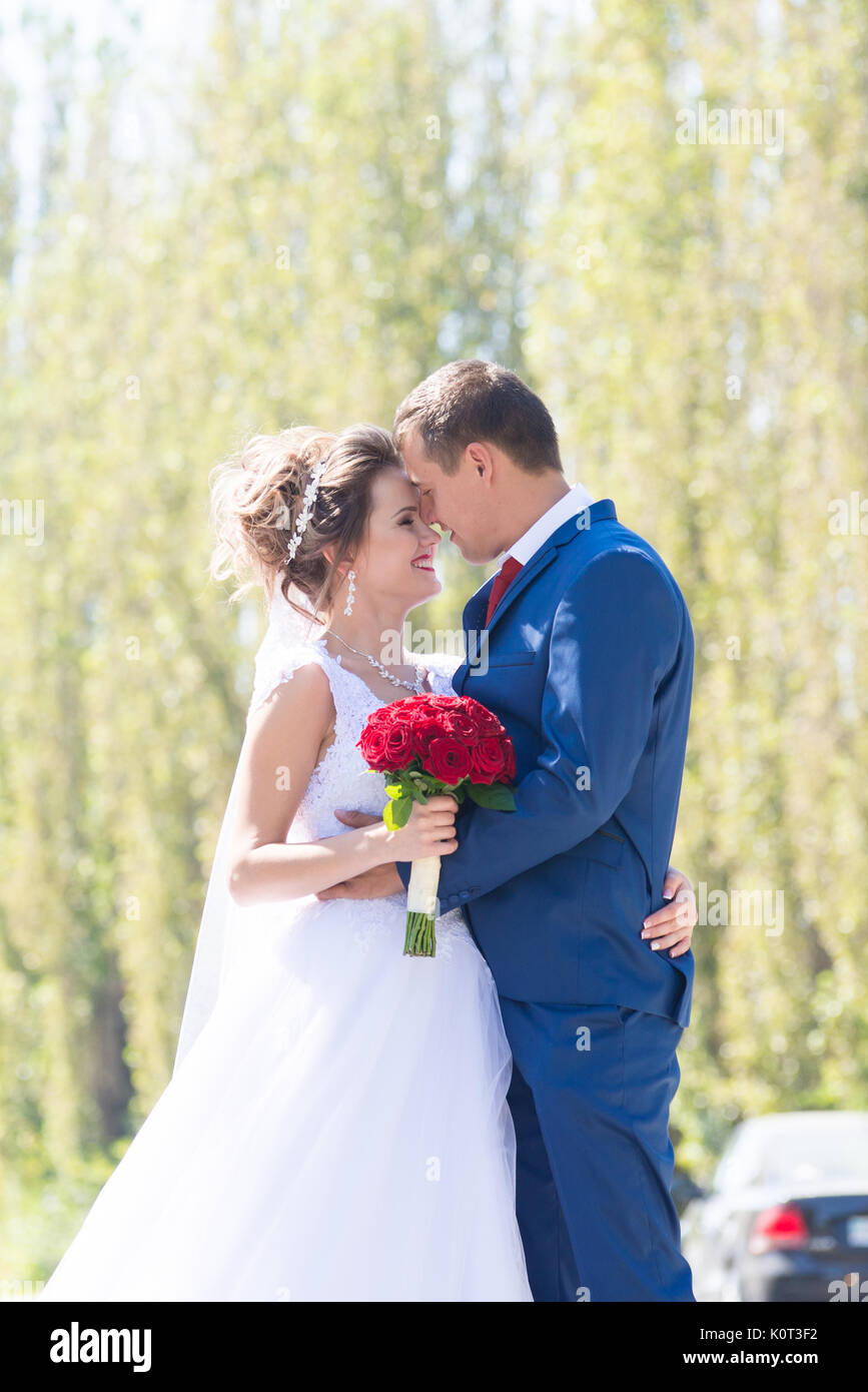 Beautiful married couple in the wedding day Stock Photo - Alamy