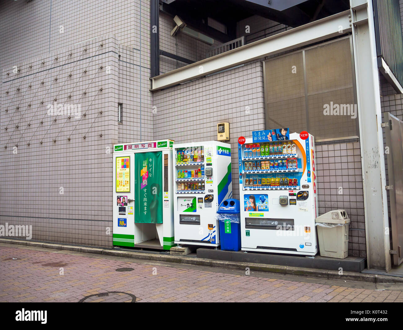 TOKYO, JAPAN -28 JUN 2017: Automatic soft drinks dispenser loctaed in ...