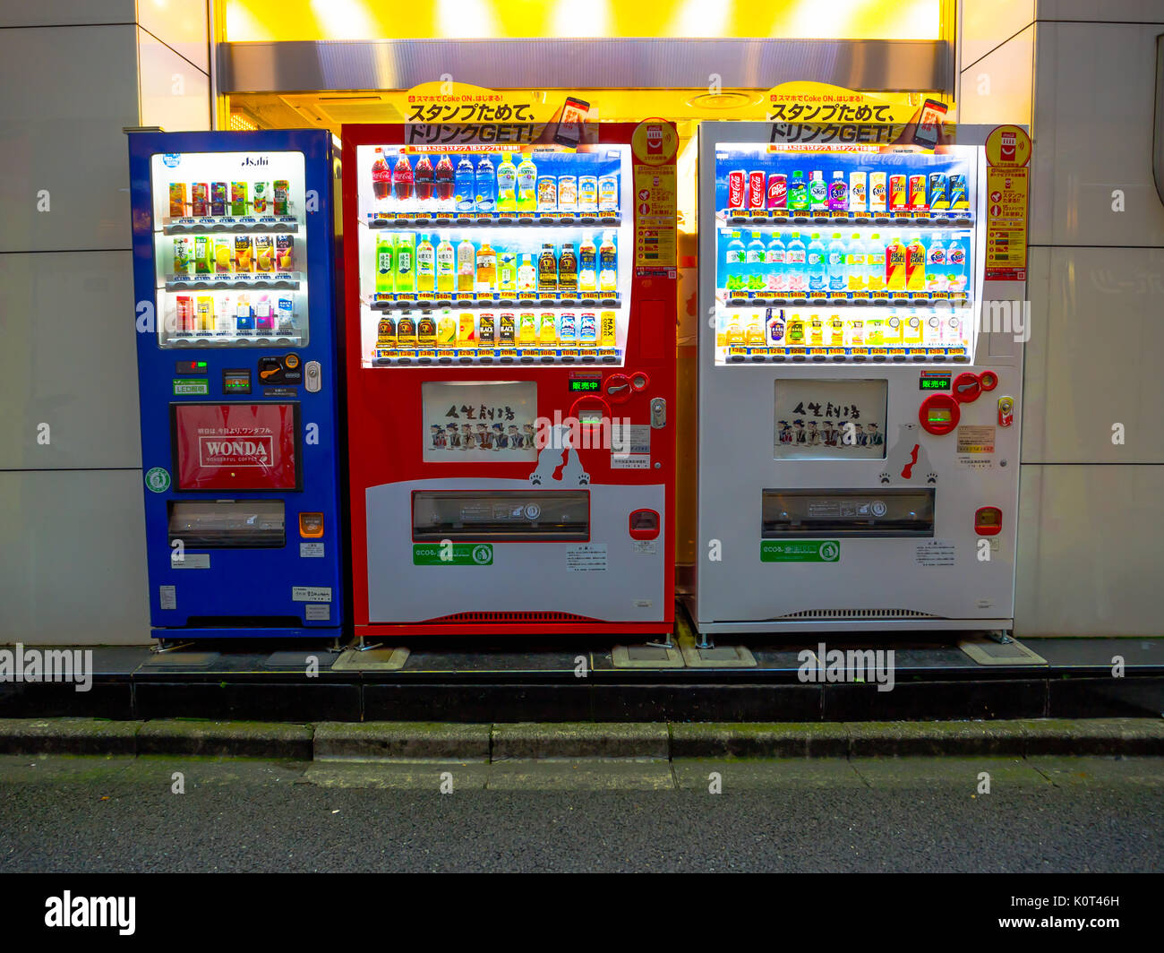 TOKYO, JAPAN -28 JUN 2017: Automatic soft drinks dispenser loctaed in ...