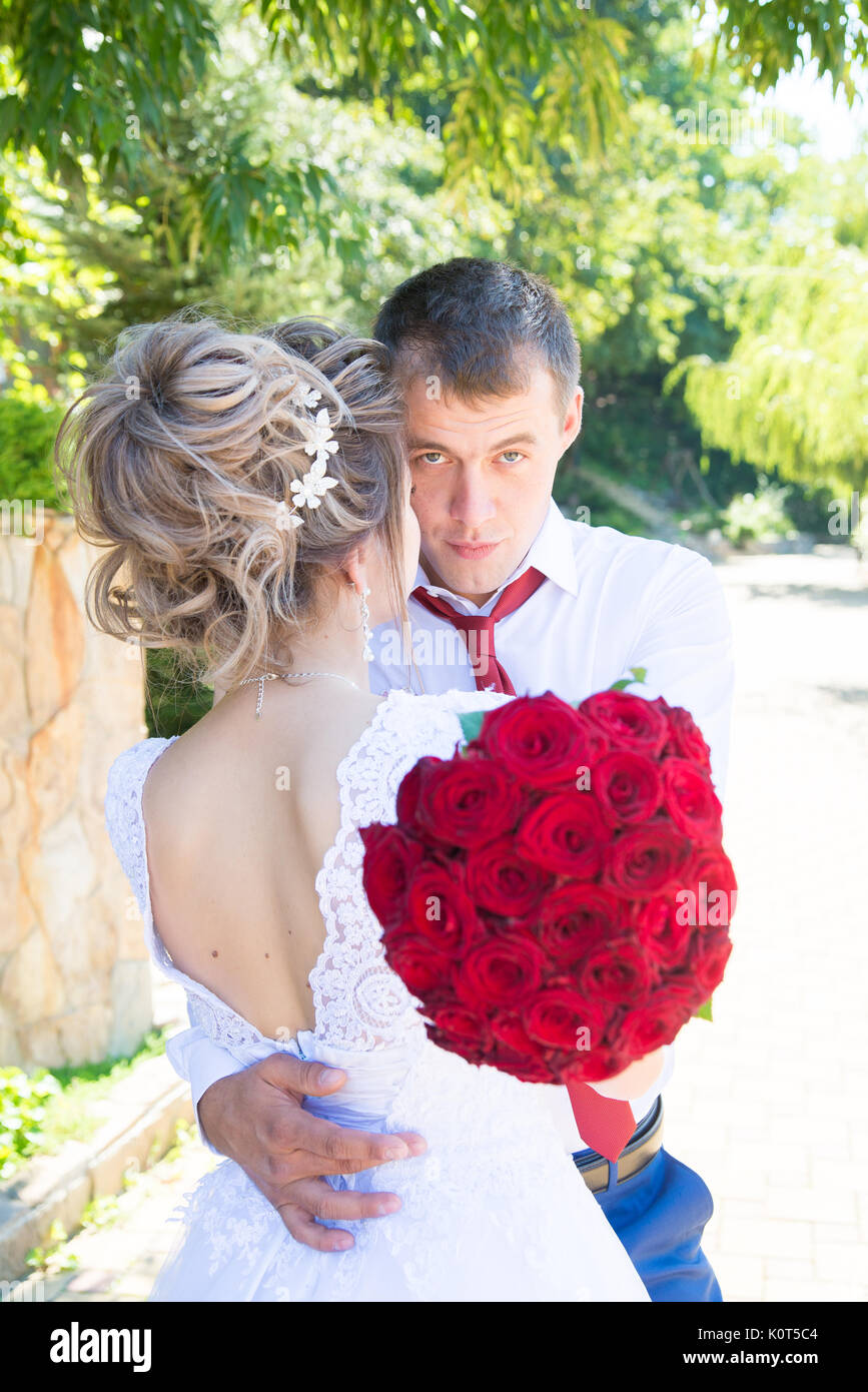 Beautiful married couple in the wedding day Stock Photo - Alamy