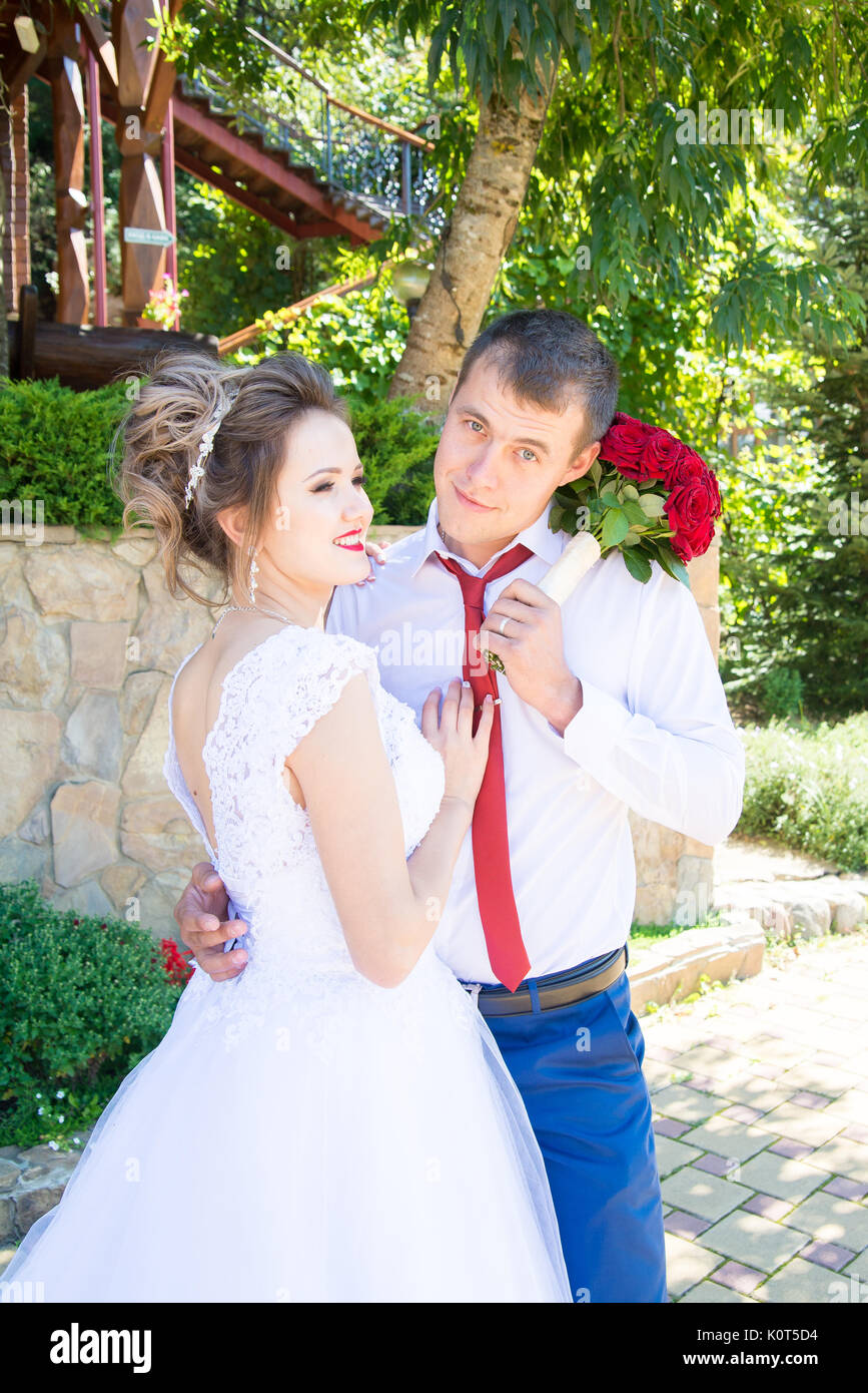 Beautiful married couple in the wedding day Stock Photo - Alamy