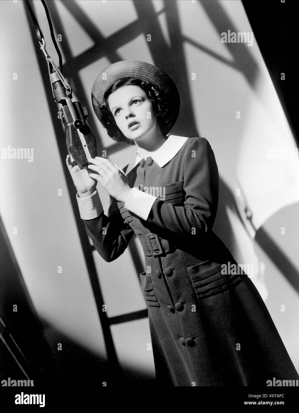 Everybody sing 1938 judy garland hi-res stock photography and images ...