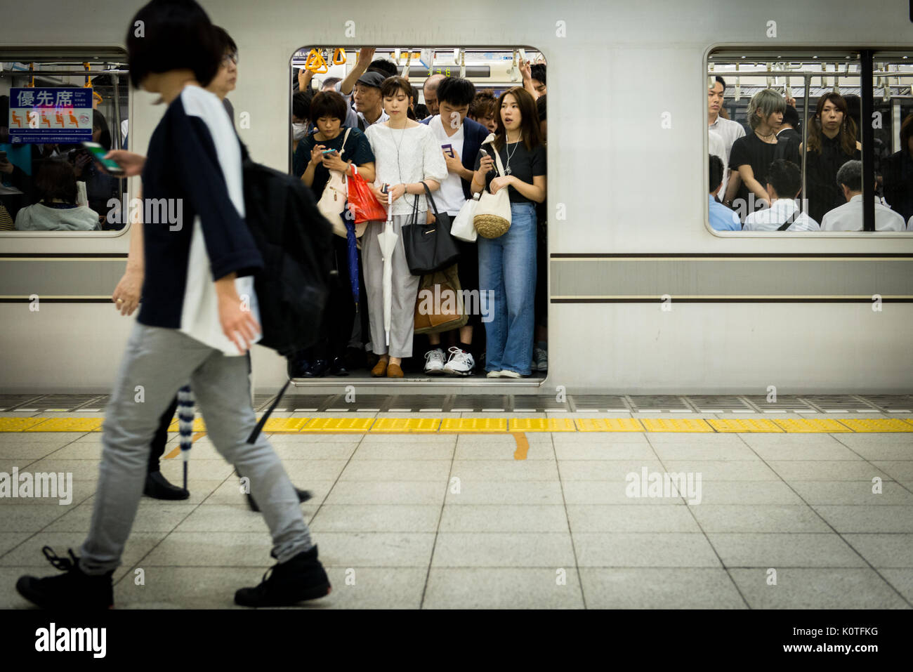 Subway train in Tokyo jam packed with commuters Stock Photo - Alamy