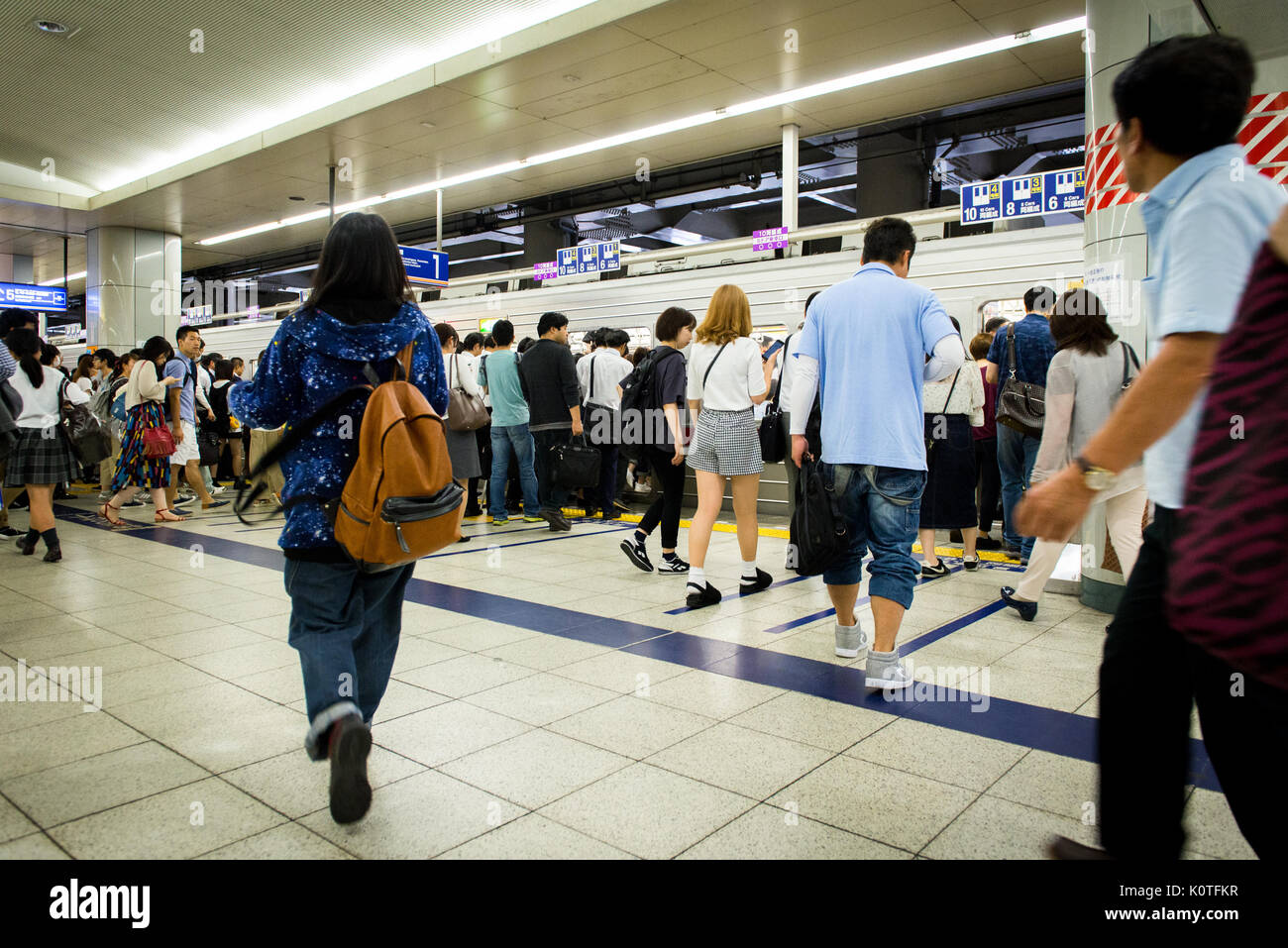 Commuters in Tokyo waiting for subway train Stock Photo - Alamy