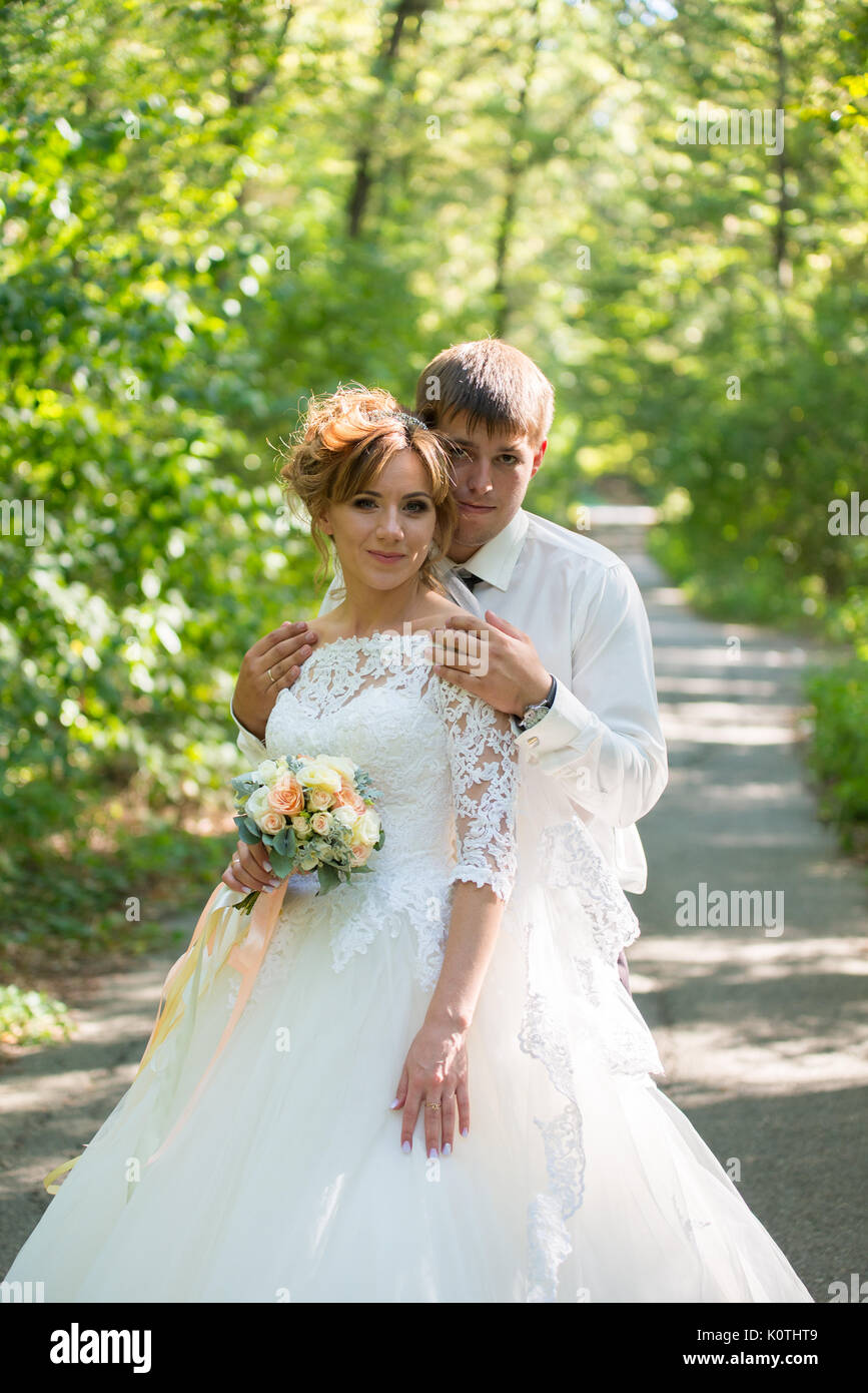 Beautiful married couple in the wedding day Stock Photo - Alamy