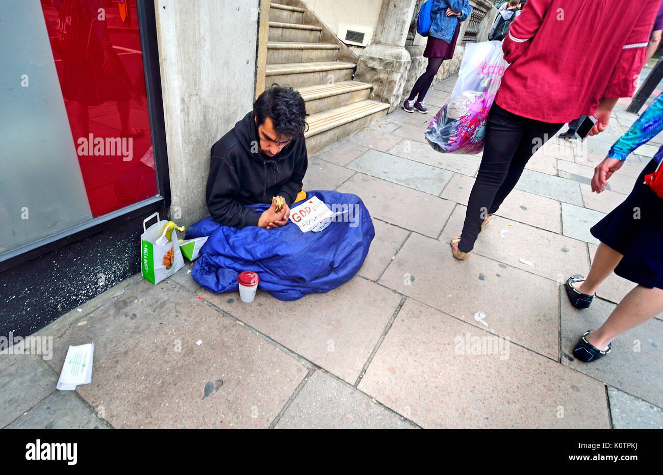 Homeless london street note hi-res stock photography and images - Alamy