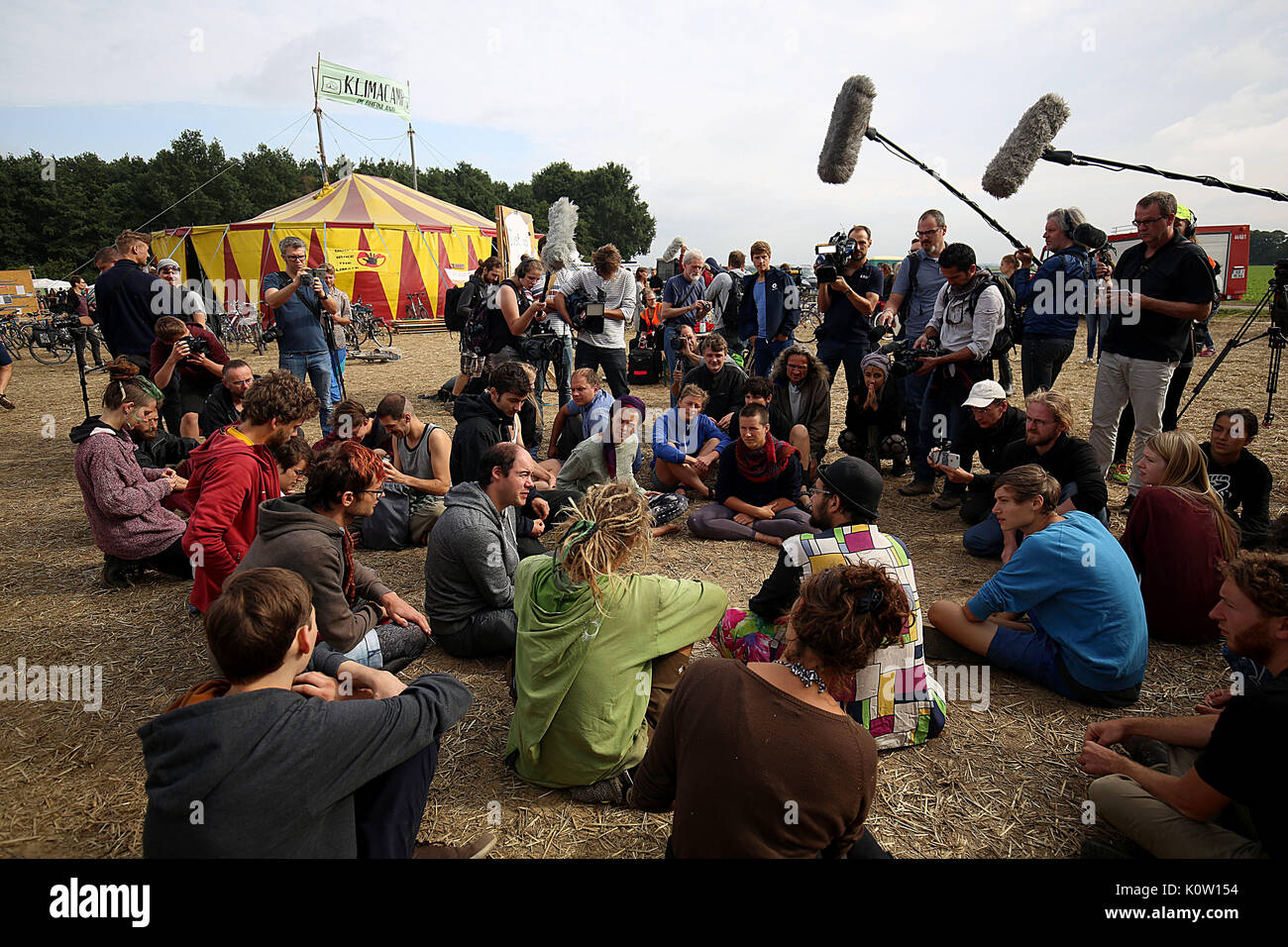 Environmental tree sitting protest hi-res stock photography and images ...