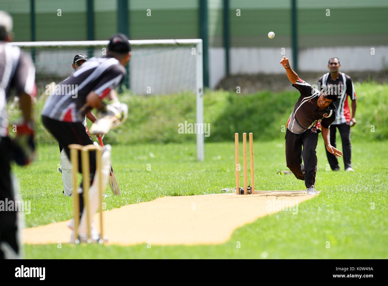 Throwing a cricket ball hi-res stock photography and images - Alamy