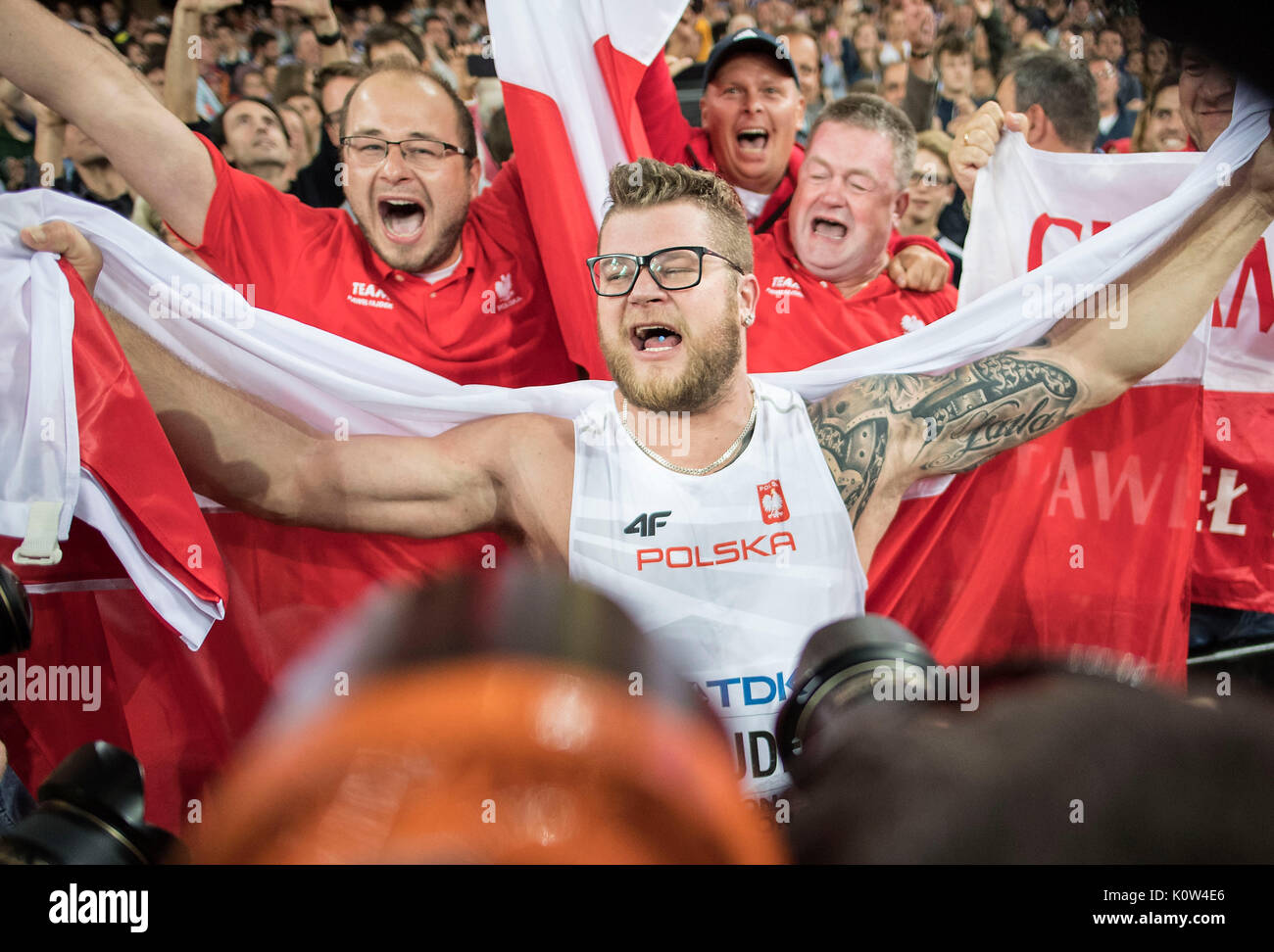 Jubel Sieger Pawel FAJDEK (POL/ 1.Platz), mit Fans und Trainerteam ...
