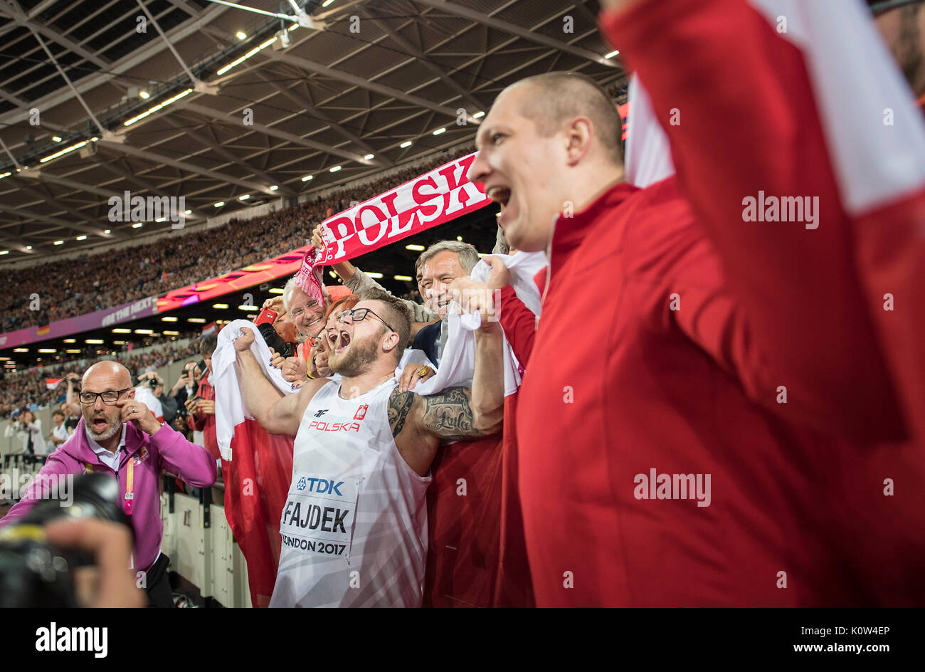 Jubel Sieger Pawel FAJDEK (POL/ 1.Platz), mit Fans und Trainerteam, r ...