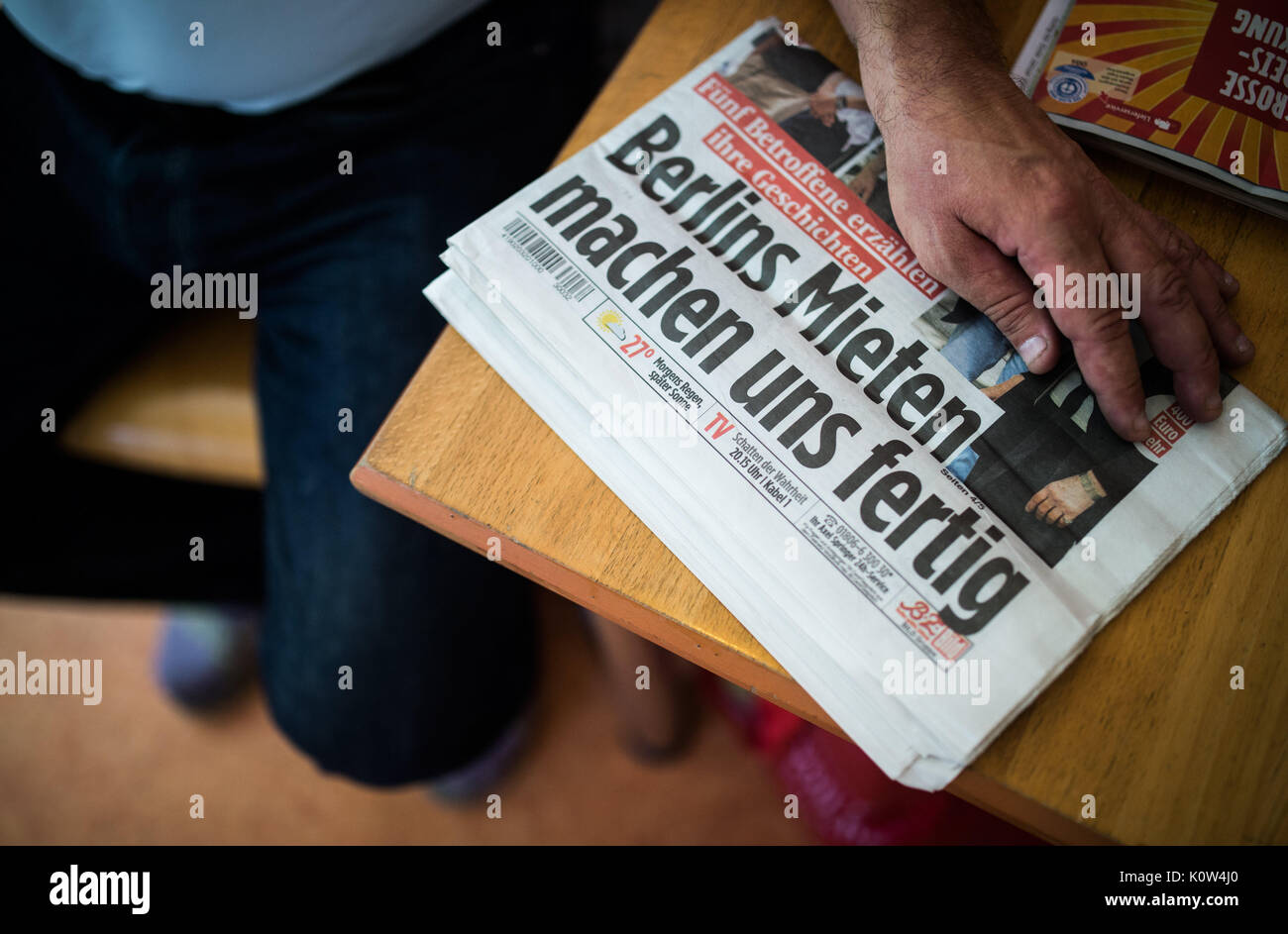 The hand of a homeless man lying on a newspaper in the "Warmer Otto ...