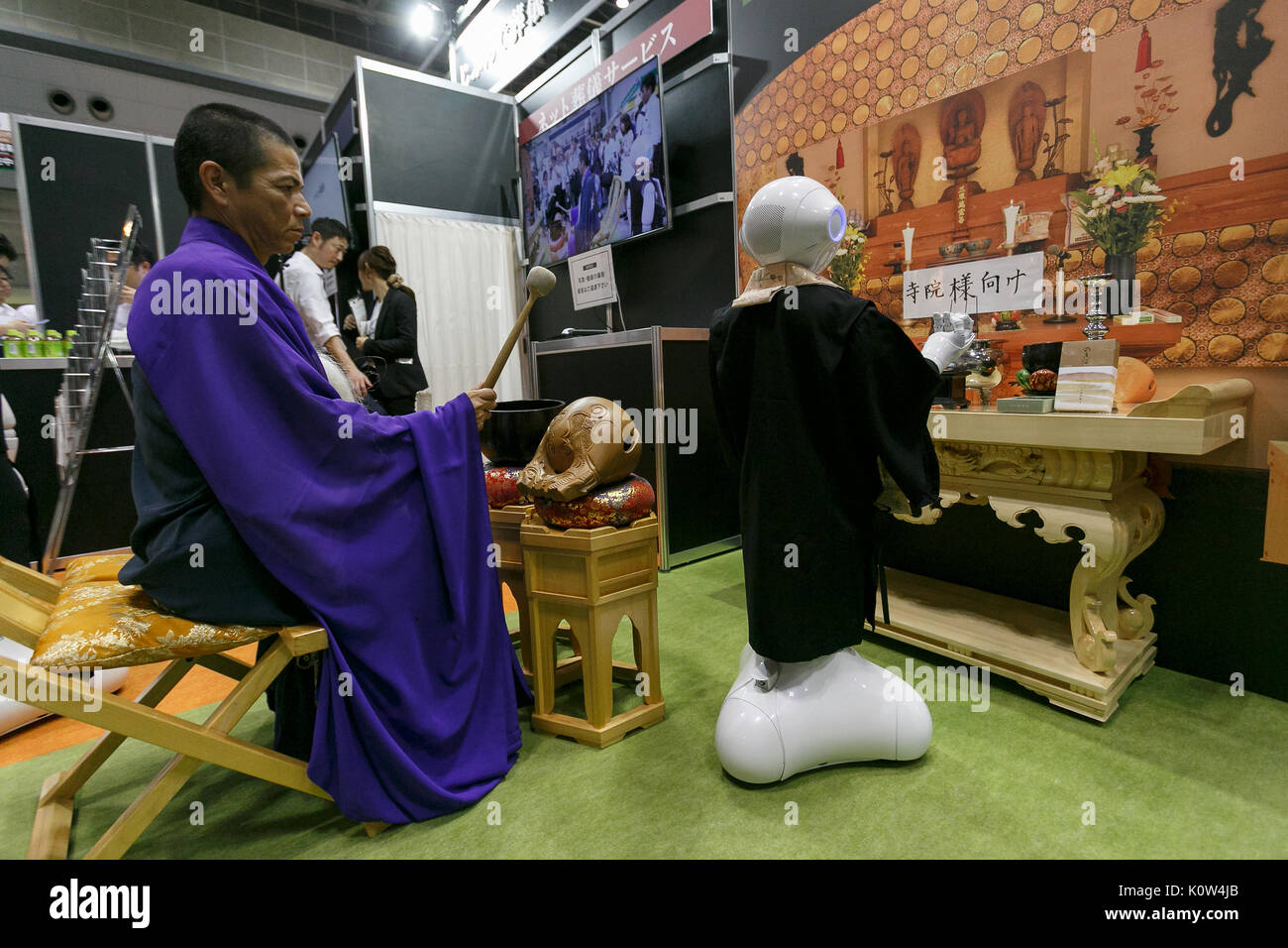 Japan monk funeral hi-res stock photography and images - Alamy