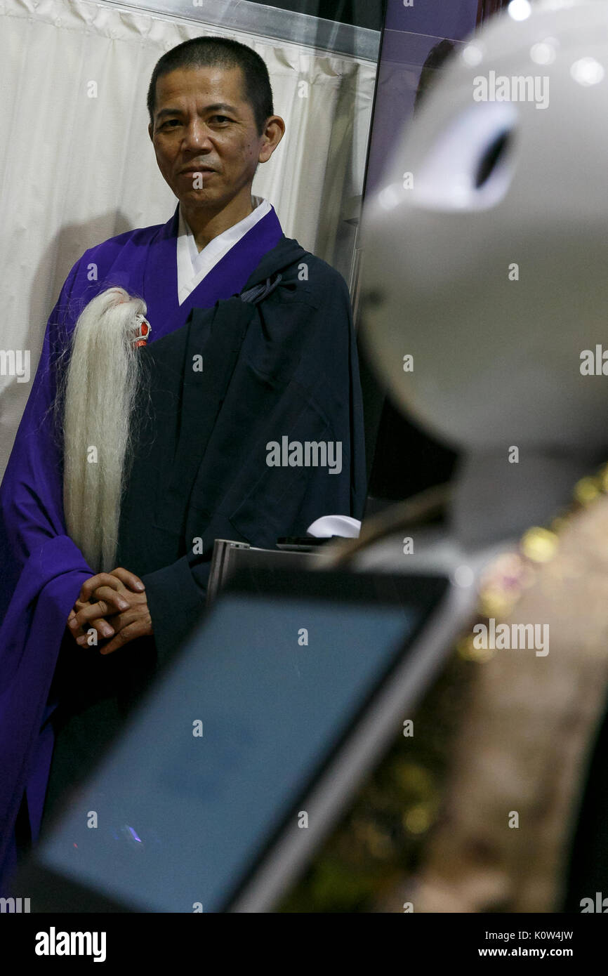 Japan monk funeral hi-res stock photography and images - Alamy