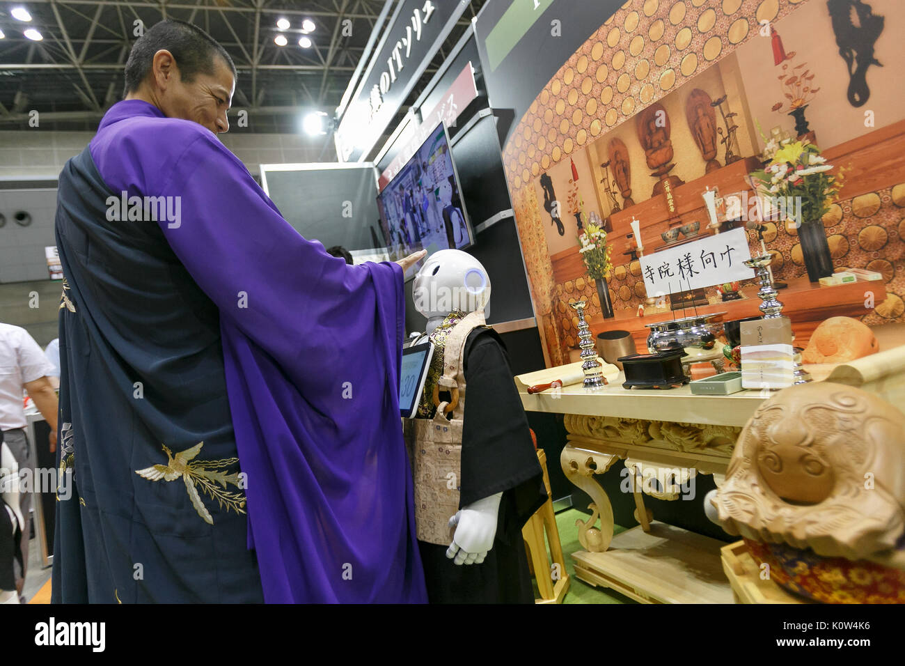 Japan monk funeral hi-res stock photography and images - Alamy