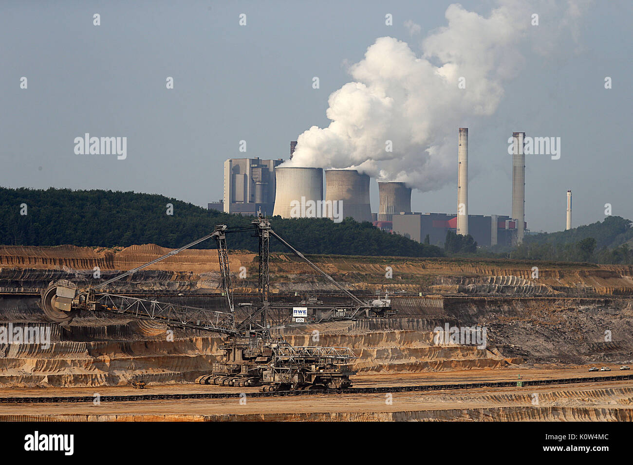 Duren, Germany. 25th Aug, 2017. An RWE excavator pictured at the Inden ...