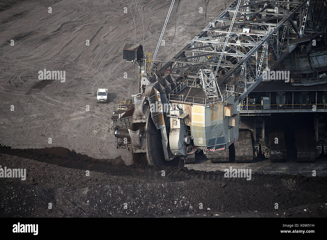 Duren, Germany. 25th Aug, 2017. An RWE excavator pictured at the Inden ...