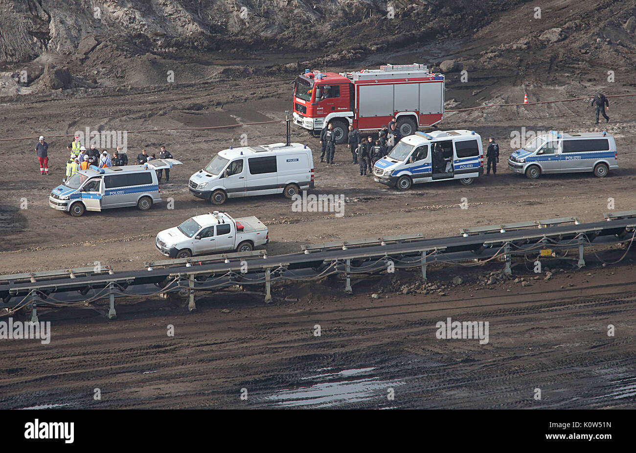 Duren, Germany. 25th Aug, 2017. Police vehicles pictured at the Inden ...