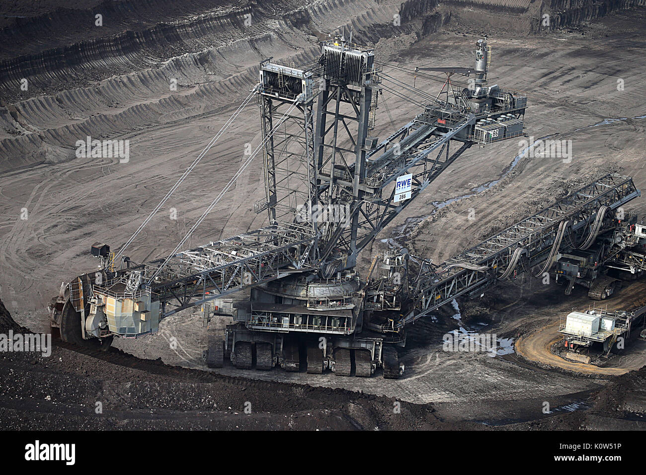 Duren, Germany. 25th Aug, 2017. An RWE excavator pictured at the Inden ...