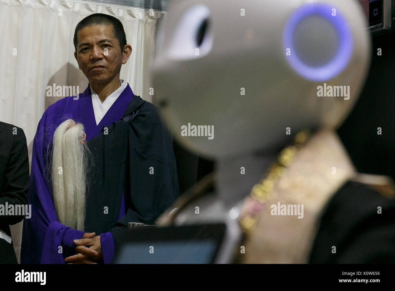 Japan monk funeral hi-res stock photography and images - Alamy