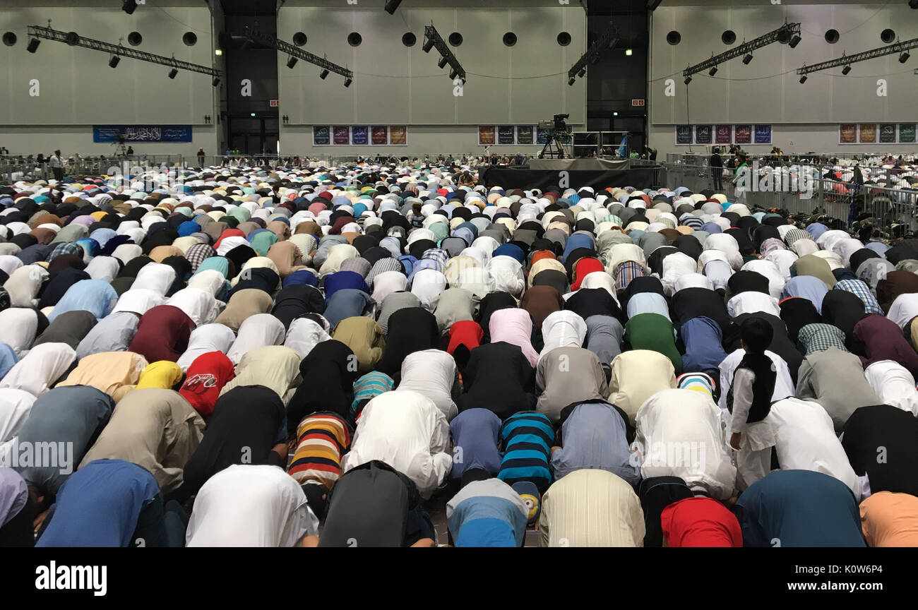 Rheinstetten, Germany. 25th Aug, 2017. Muslims are praying and ...