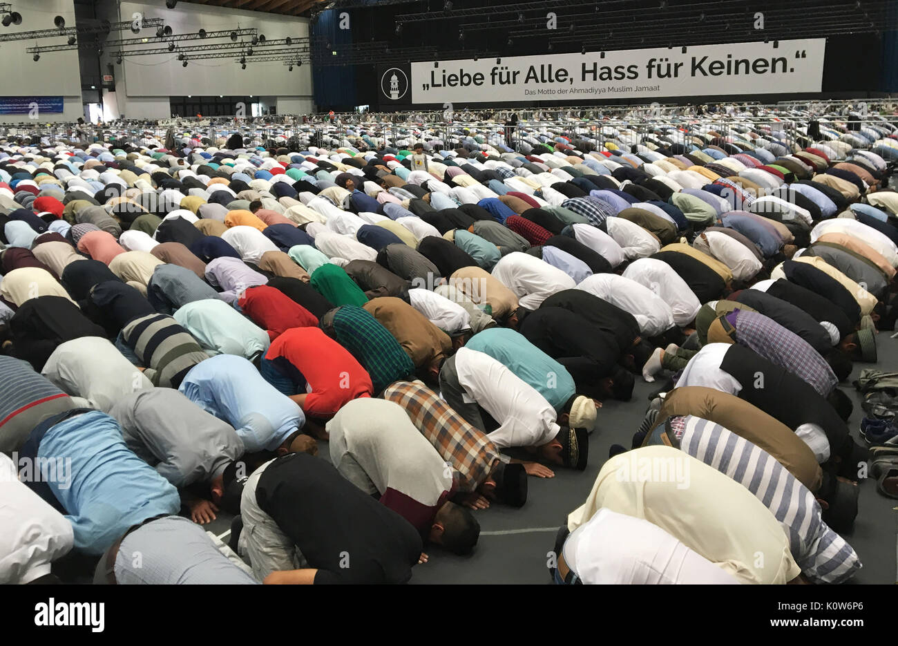 Rheinstetten, Germany. 25th Aug, 2017. Muslims are praying and ...
