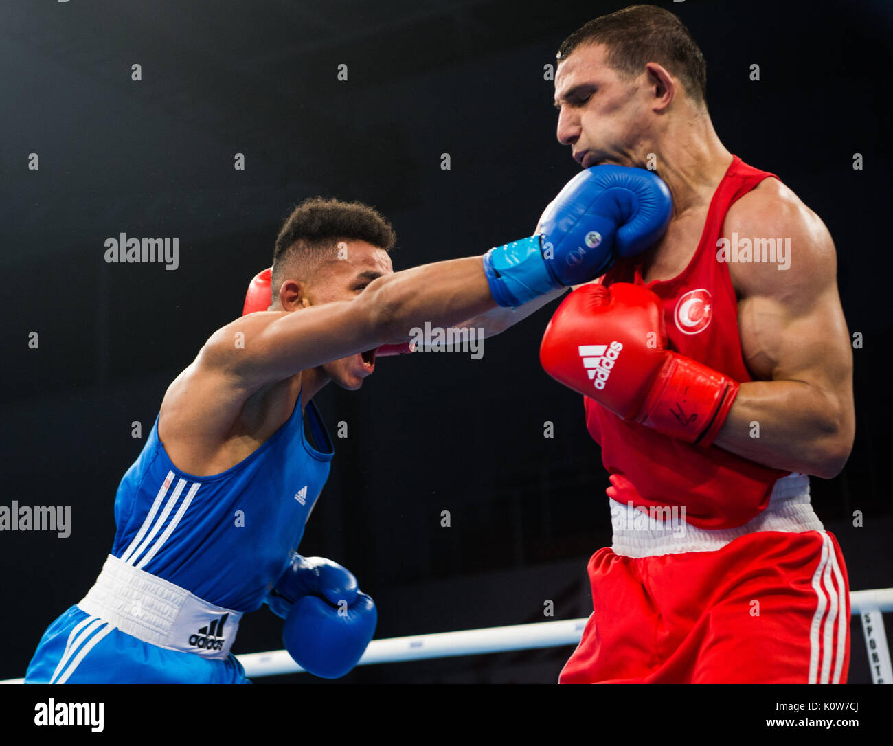 Hamburg, Germany. 25th August, 2017. German boxer Silvio Schierle (L ...