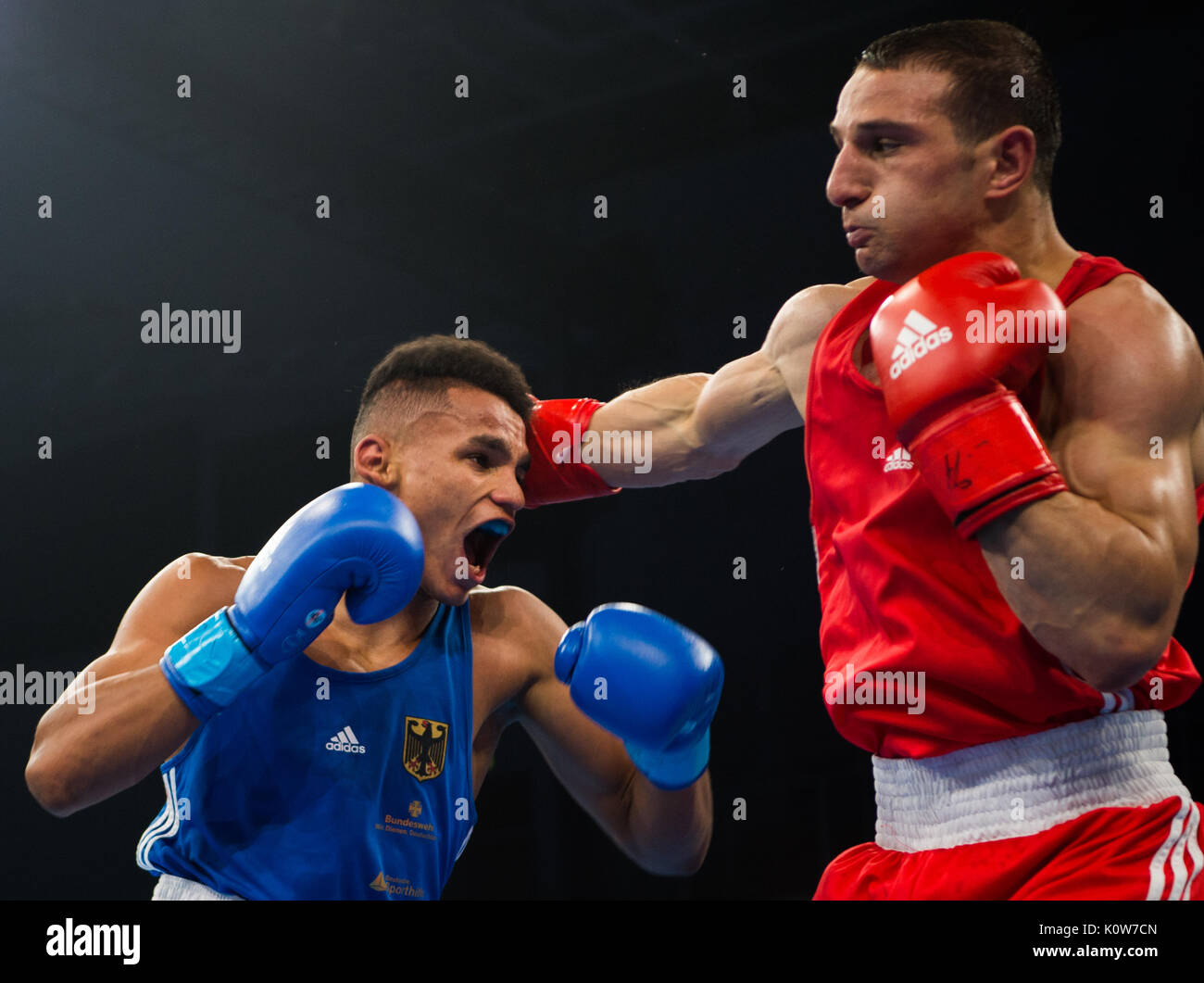Hamburg, Germany. 25th August, 2017. German boxer Silvio Schierle (L ...