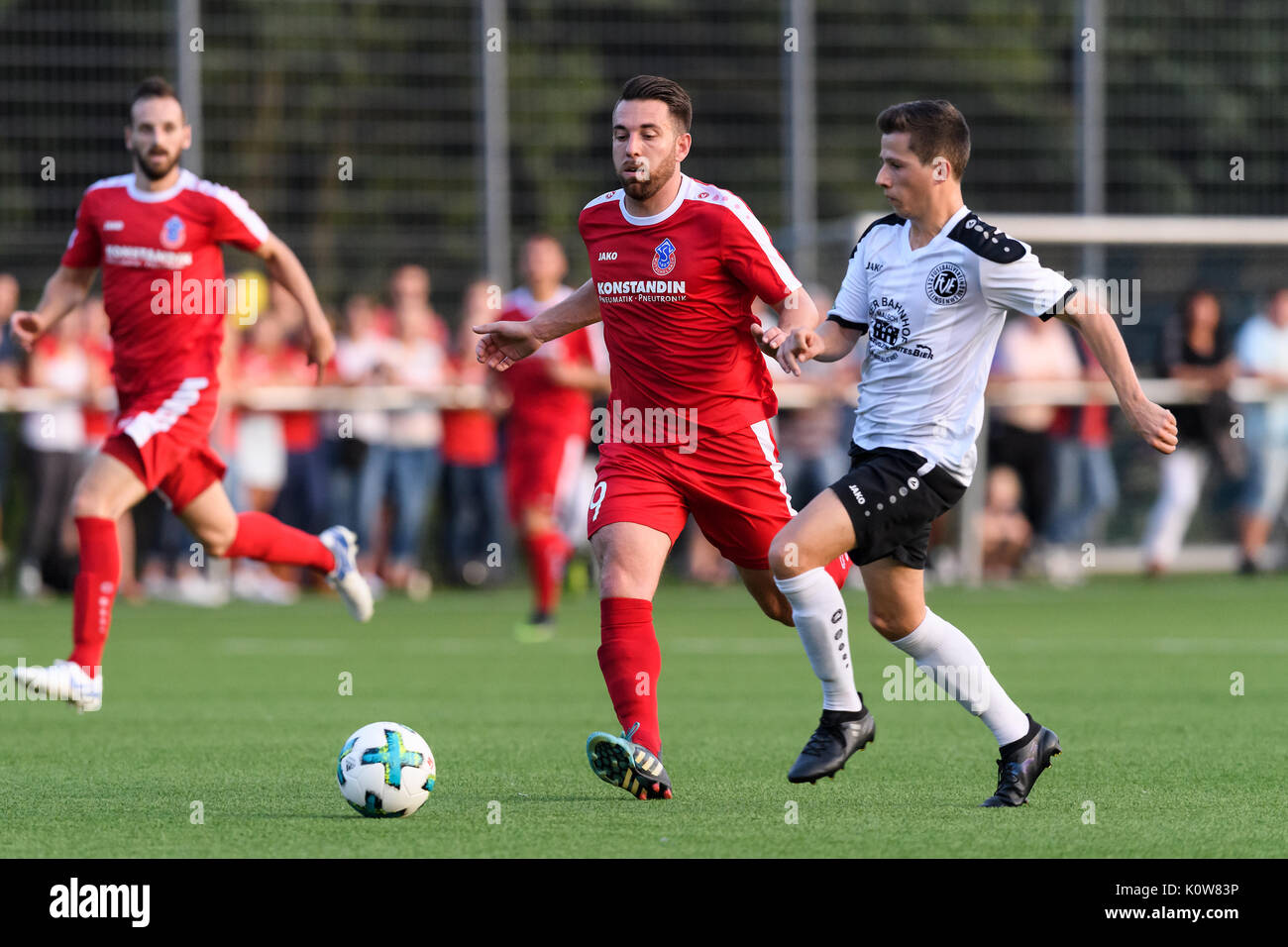 Erich Strobel (Mutschelbach) im Zweikampf mit Dominic Mai ...