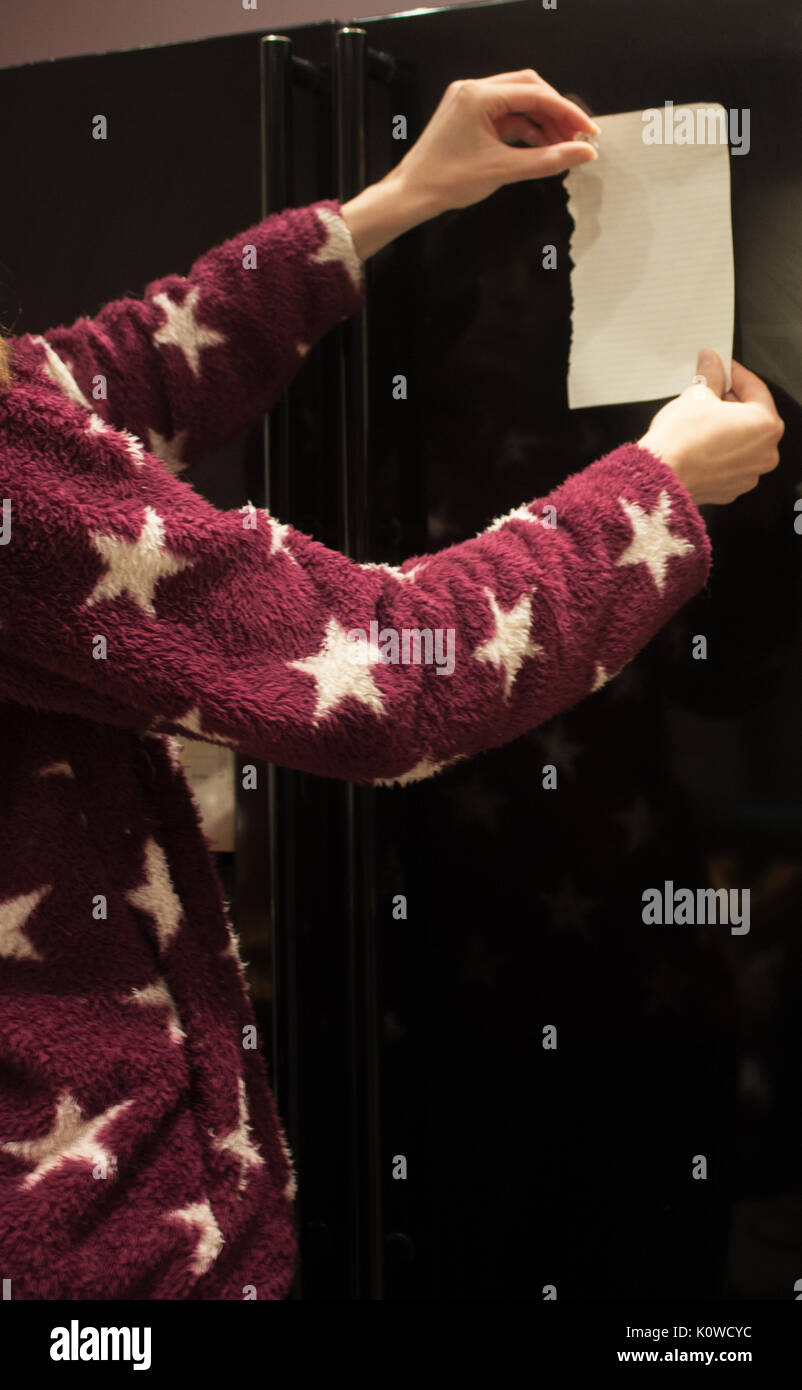 Sticky note fridge hi-res stock photography and images - Alamy