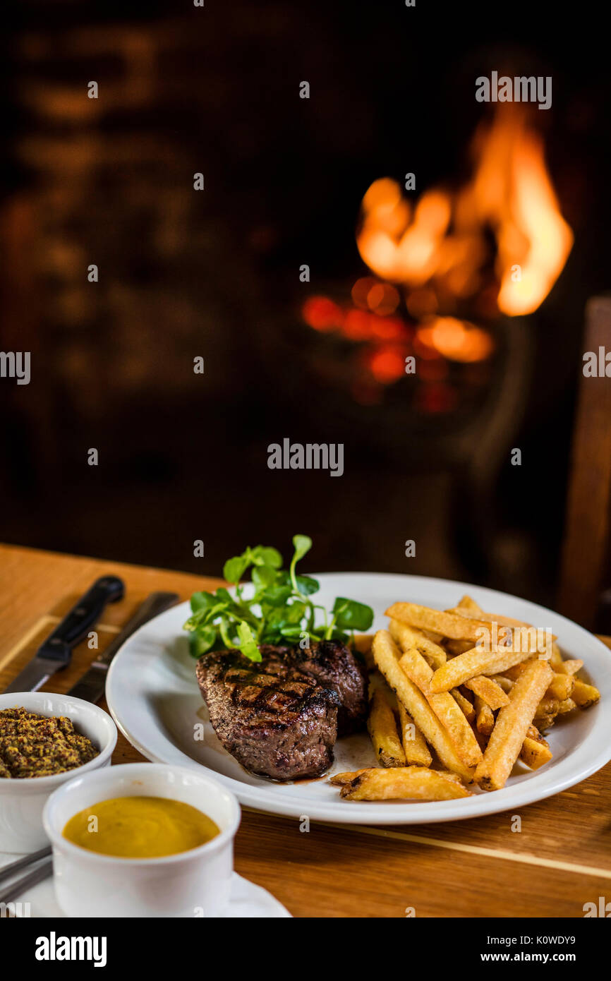 Steak and chips hi-res stock photography and images - Alamy