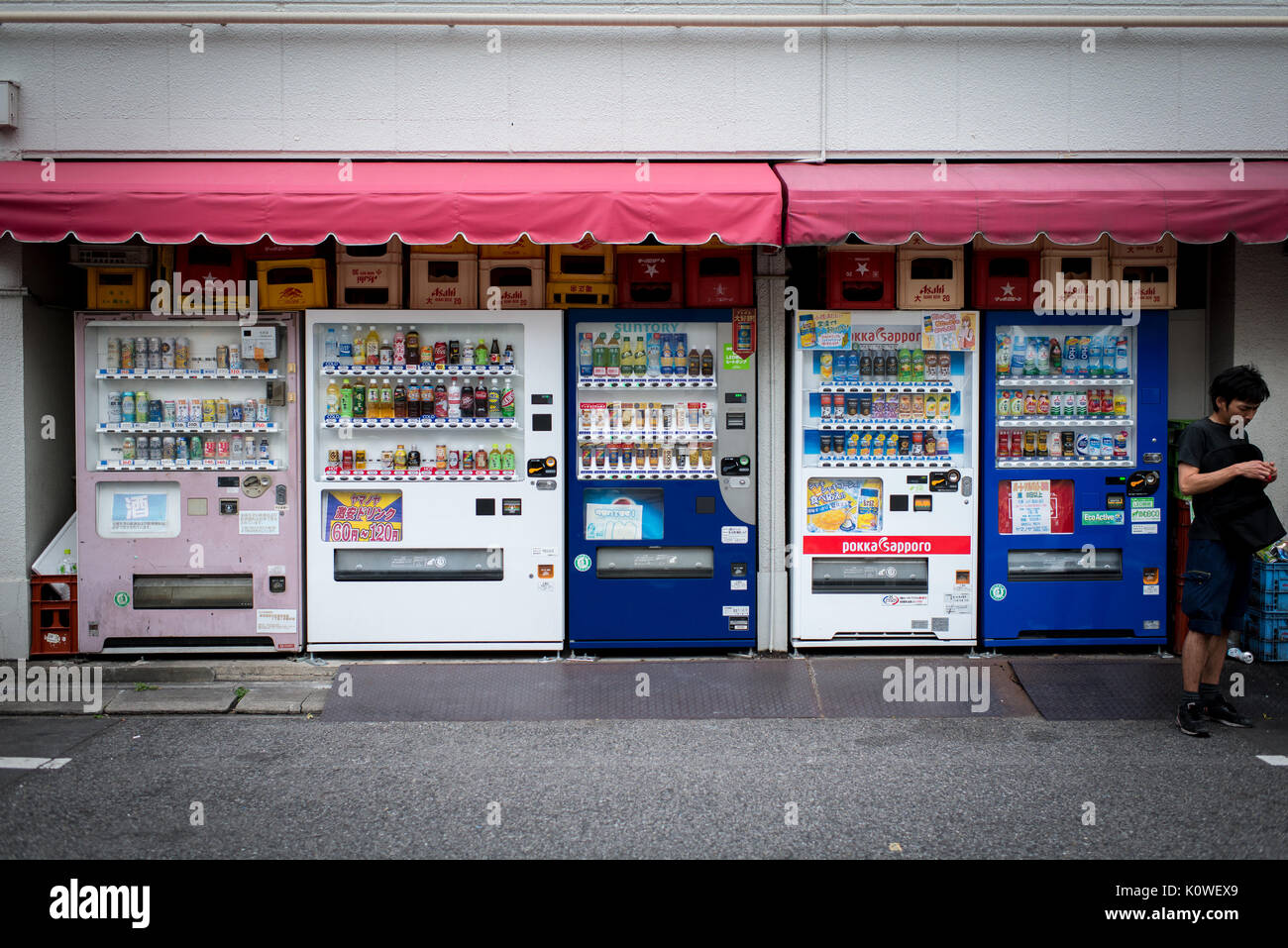 Vending machines in tokyo hi-res stock photography and images - Alamy