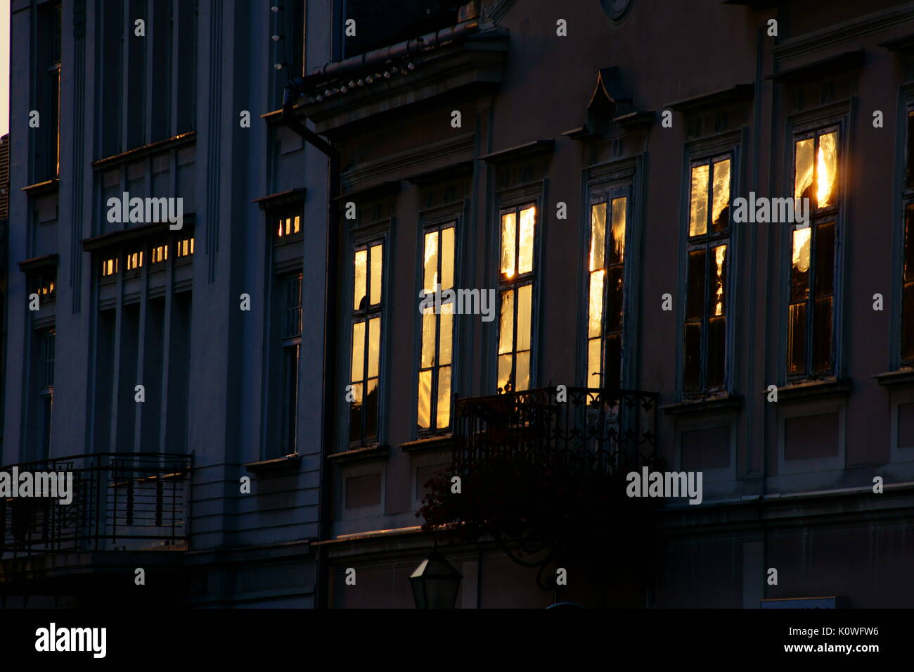 Reflecting sun on windows hi-res stock photography and images - Alamy