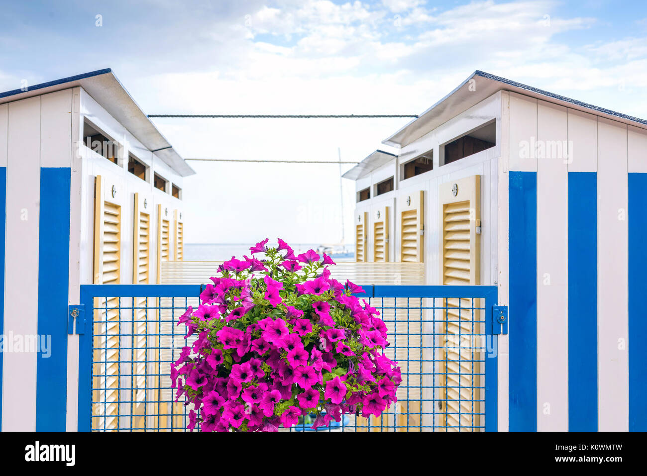 Changing clothes beach hi-res stock photography and images - Alamy