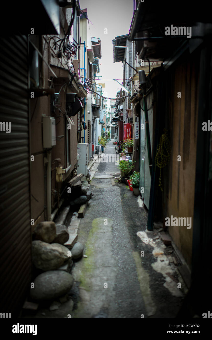 Narrow streets tokyo hi-res stock photography and images - Alamy