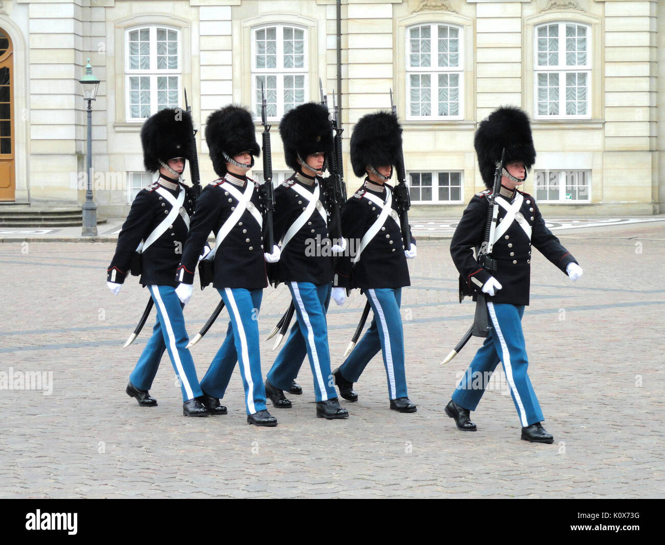 Royal guards at the royal palace hi-res stock photography and images ...