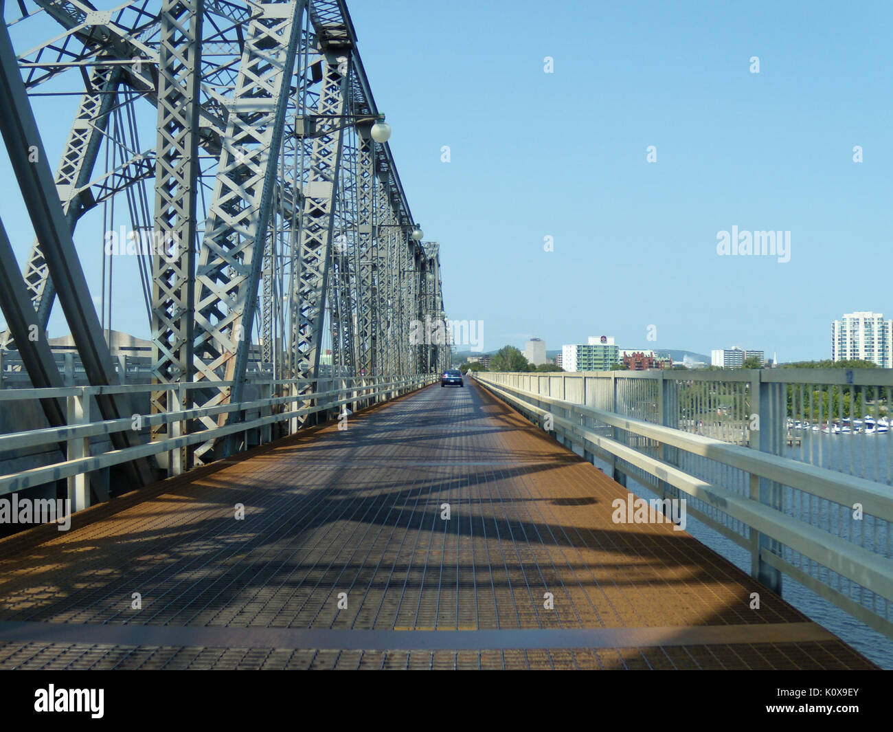 Alexandra Bridge spanning Ottawa, Ontario and Gatineau, Quebec Stock ...
