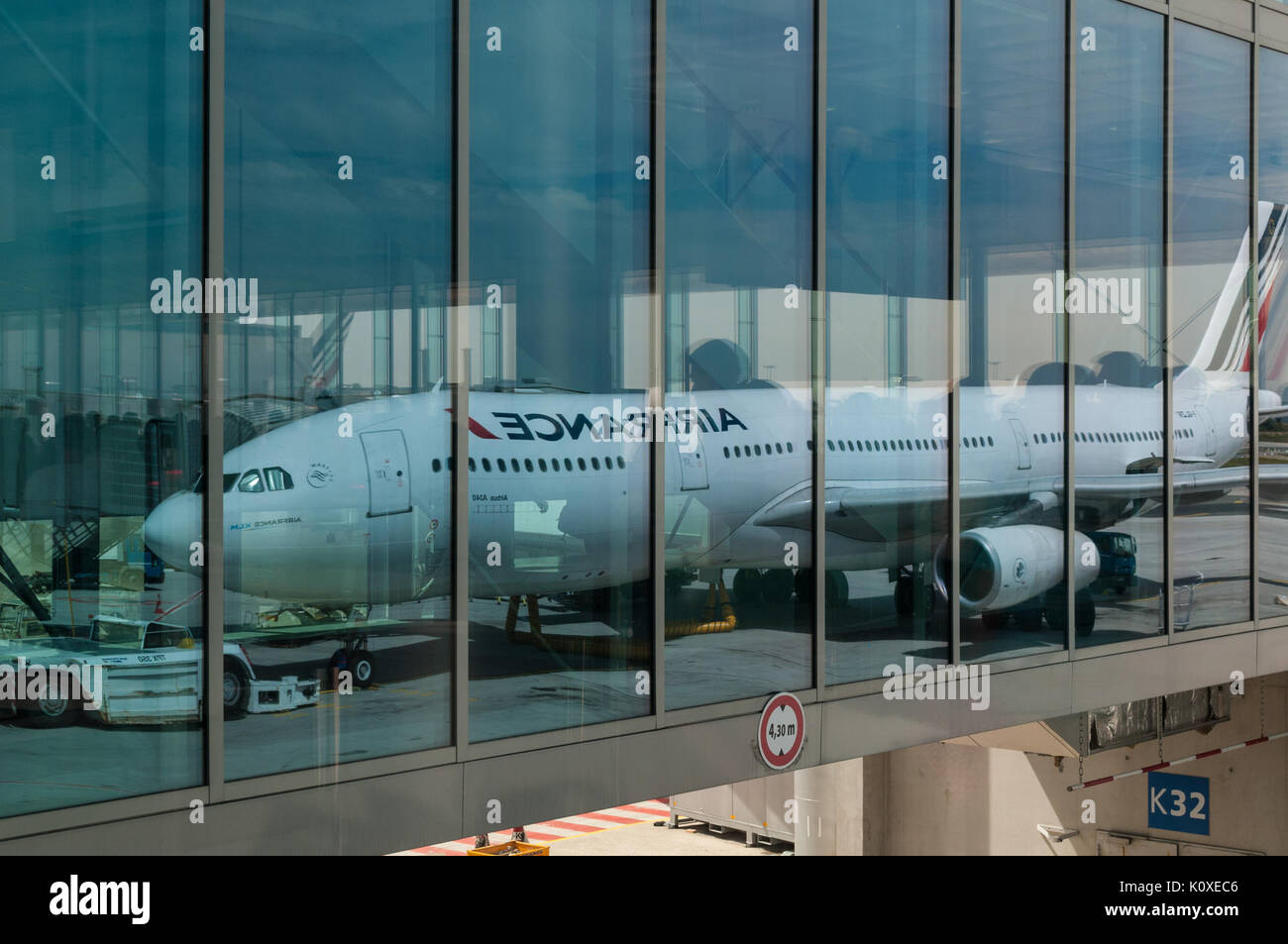 Airfrance Airplane Reflection Stock Photo - Alamy