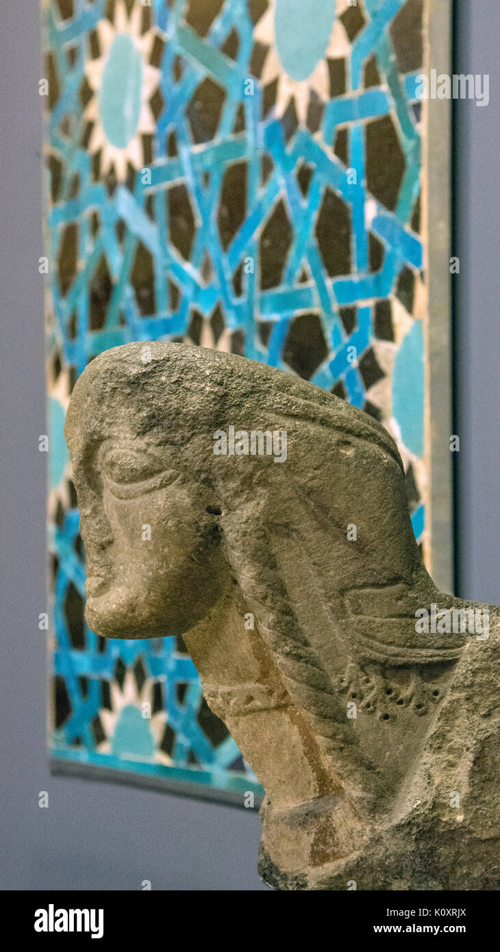 Old stone statue hi-res stock photography and images - Alamy