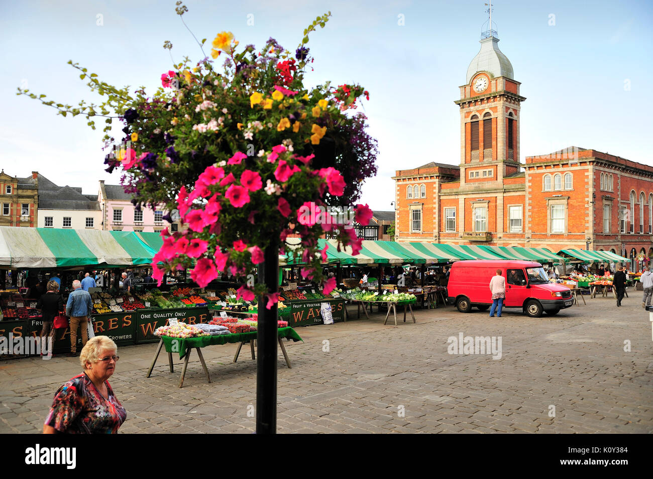 Chesterfield market hall hi-res stock photography and images - Alamy