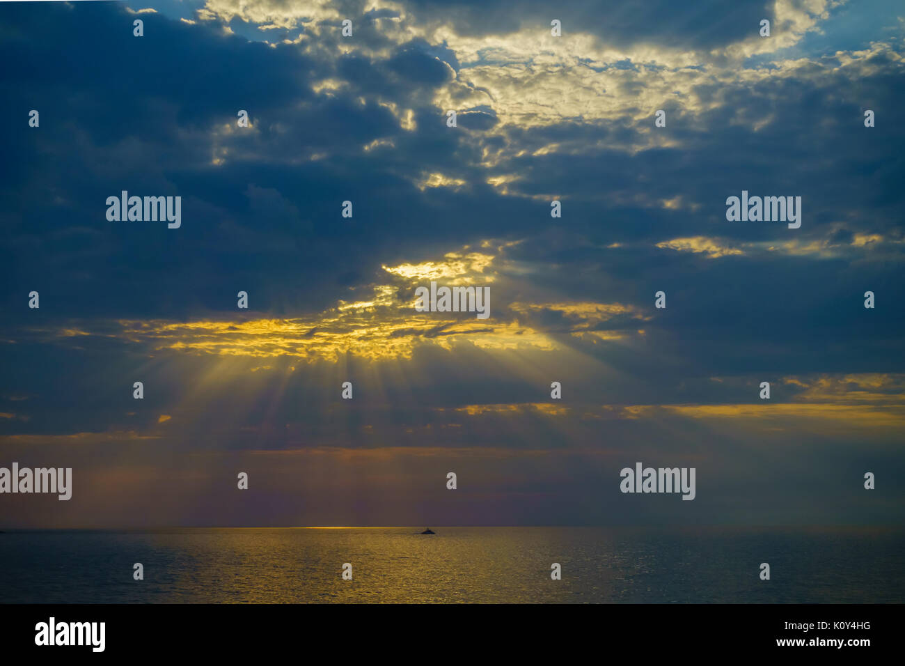 Dramatic skies with sun rays Stock Photo - Alamy