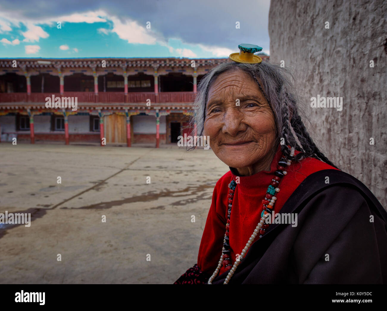 Old woman plateau hi-res stock photography and images - Alamy