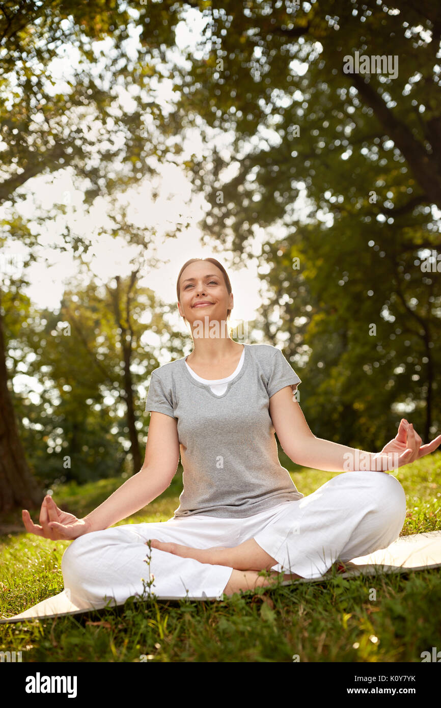 Meditate pose hi-res stock photography and images - Alamy